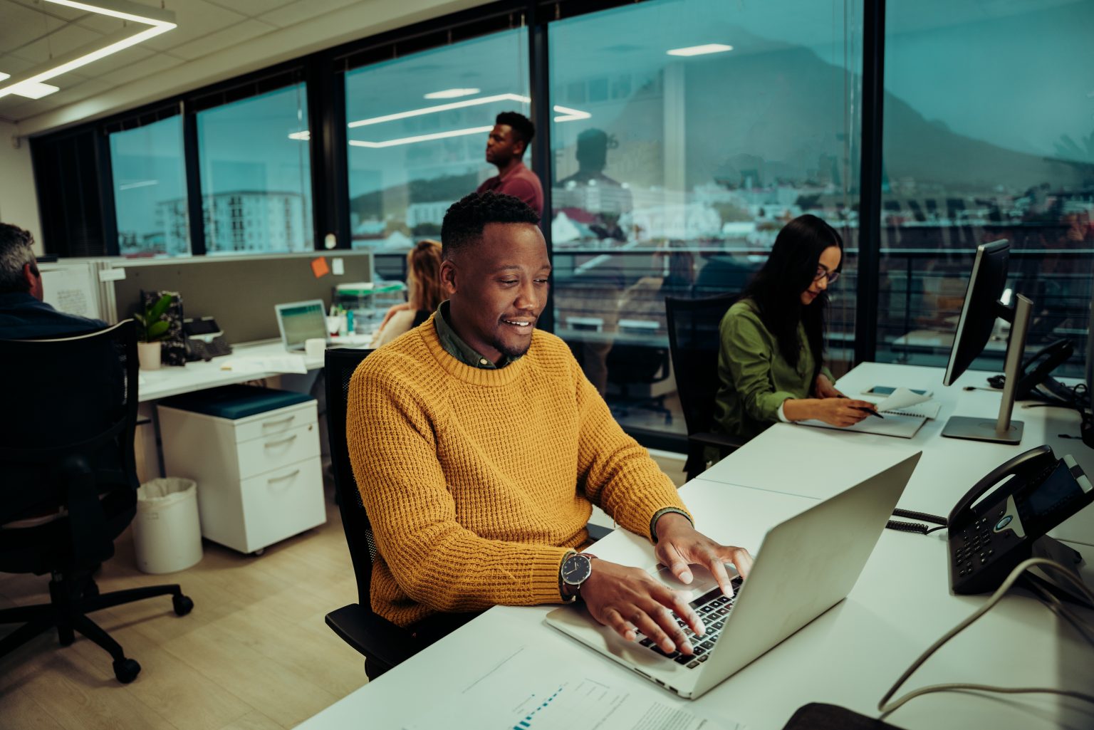 Conheça os tipos de profissões em alta no Brasil